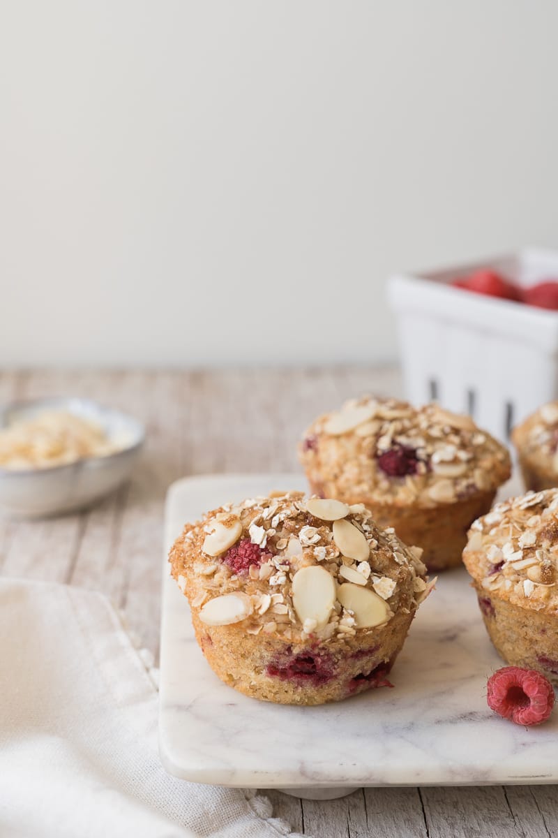 Muffins aux framboises, avoine et amandes - Marie-Ève Caplette ...